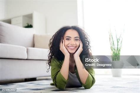 주말 휴가 아늑한 집 집 평면 아파트 일광 실내 햇빛을 즐기는 사랑 스럽고 귀여운 예쁜 소녀 누워 사진 18 19세에 대한 스톡 사진 및 기타 이미지 Istock