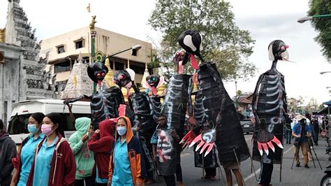 ขบวนแห่เปรตเดือนสิบ ทำนักเรียนแตกตื่น เกาะรั้วหน้า รร ชมหุ่นเปรต คนนคร คอม