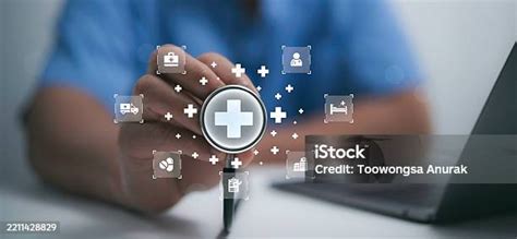 의사는 원격 의료 및 의료 기술의 발전을 나타내는 미래형 디지털 의료 인터페이스와 상호 작용합니다 환자 치료 및 데이터 관리의 혁신 개발에 대한 스톡 사진 및 기타 이미지