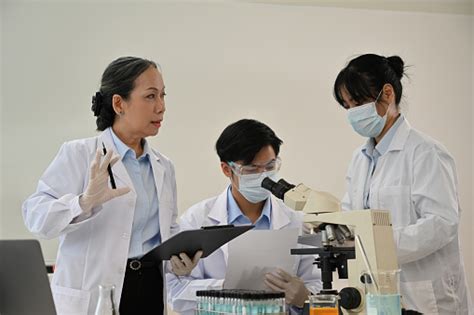 Một Nhóm Các Nhà Khoa Học Hoặc Nhà Nghiên Cứu Châu Á Chuyên Nghiệp Có Một Cuộc Họp Nghiên Cứu Y ...