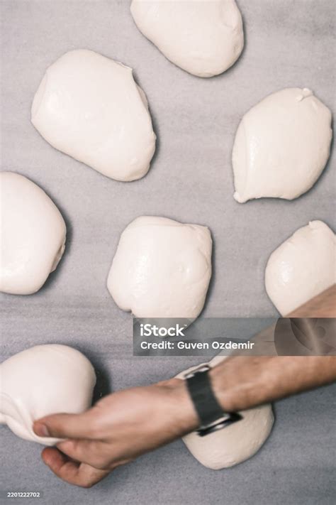 밀가루를 뿌린 표면에서 갓 발효된 반죽 부분을 다루는 제빵사의 손 전문적인 주방 환경에서 장인의 빵 및 피자 반죽 준비를 보여주는 평면도 피자에 대한 스톡 사진 및 기타