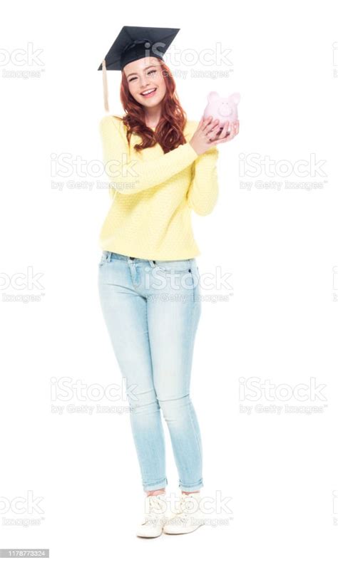 1819 세의 전체 길이 아름다운 빨간 머리 백인 젊은 여성 십대 소녀 대학생 앞의 대학생 은 청바지 모자를 입고 웃고있는 모자 모자 웃고있는 쾌활한 땀을 흘리는 사람 18