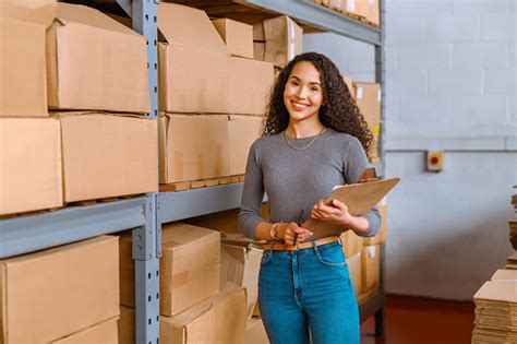 창고 상자 및 배송 관리자가 택배 배달 주문을 확인하는 창고의 배송 관리자 그리고 공장 내부의 행복한 물류 노동자는 유통을 위해 선반에 재고를 세고 있습니다 창고에 대한