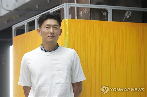 작품 선보이는 고준 연합뉴스