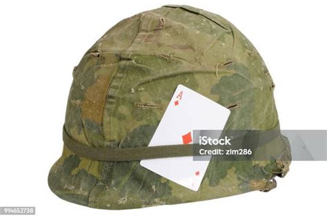 미국 육군 헬멧 베트남 전쟁 기간 위장 커버와 탄약 벨트와 부적다이아몬드의 재생 카드 에이스 1968년에 대한 스톡 사진 및 기타 이미지 Istock