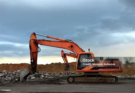 굴삭기는 건설 현장에서 오래된 아스팔트 또는 콘크리트 폐기물과 함께 작동합니다 콘크리트 또는 철근 시멘트 생산에서 재활용 자갈로 분쇄 및 처리 유압 망치 깨는 바위 개발에