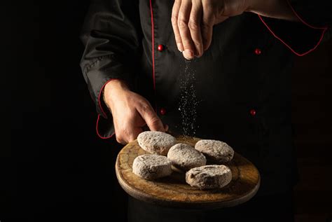 요리사는 커팅 보드의 커틀릿에 소금을 추가합니다 햄버거를위한 고기 패티 요리 레스토랑 또는 호텔 메뉴 검정색 배경에 대한 스톡 사진 및 기타 이미지 Istock