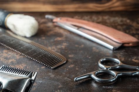 빈티지 이발사 도구 위험한 면도기 미용 가위 오래된 수동 클리퍼 금속 빗 면도 브러시 0명에 대한 스톡 사진 및 기타 이미지 Istock