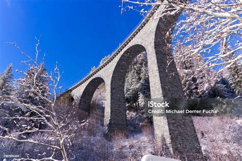 화창한 가을날 스위스 알프스의 알불라 계곡이라는 이름의 철도 육교가 있는 목가적인 풍경 0명에 대한 스톡 사진 및 기타 이미지 Istock