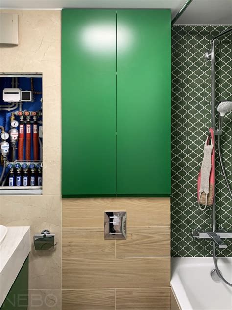 Зеленый встроенный шкаф над инсталляцией из МДФ крашеного и интегрированными ручками снизу на