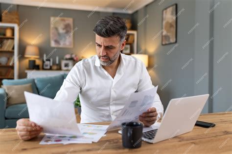 Premium Photo Business Professionals Business Man Analyzing Data