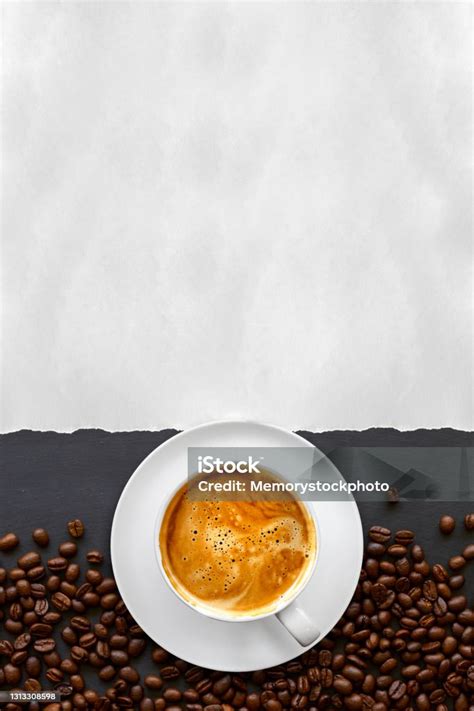 뜨거운 커피 백서 콩 오래된 검은 색 나무 테이블 배경에 모형 및 템플릿은 문자 카드 잡지 표지 포스터 및 배너 등을 텍스트공간으로 만듭니다 맨 위 보기입니다 플랫 레이 0
