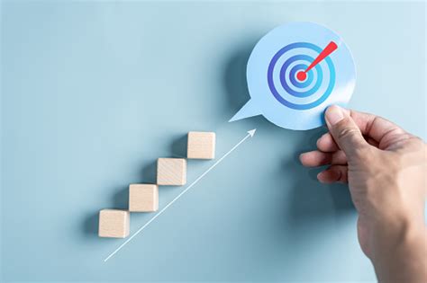 비즈니스 성장 성공 달성 개념 개발 리더십 및 고객 대상 그룹 개념을 계획하기 위한 계단 또는 사다리로 나무 블록 쌓기를 손으로 배열합니다 개선에 대한 스톡 사진 및 기타