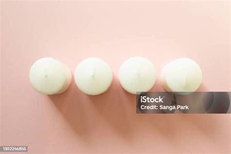 분홍색 배경에 향기로운 흰색 촛불 플랫 레이 상단 뷰 복사 공간 감정에 대한 스톡 사진 및 기타 이미지 감정 개념 공란 Istock