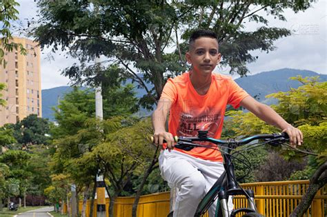 拉丁男孩骑自行车