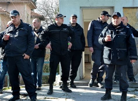 Надзирателите излизат на бунт, викат при тях учители и лекари