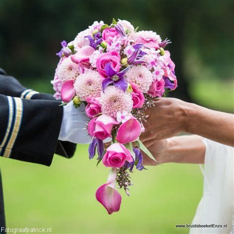 Druppel Vorm Bruidsboeket Prachtig Met Dahlia Calla Clematis Kijk Op De Website Voor Veel Mee