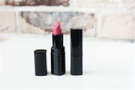 검은 색 케이스에 열려 닫힌 립스틱은 흰색 표면에 서있다 0명에 대한 스톡 사진 및 기타 이미지 0명 개성 개념 개인 장식품 Istock