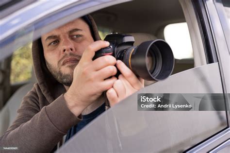 카메라로 사진을 찍는 비디오 감시를 하는 차 안에 앉아 있는 사립 탐정 또는 수사관 35 39세에 대한 스톡 사진 및 기타