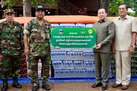 លោក រដ្ឋមន្ត្រី ក្រសួង ទេសចរណ៍ ហួត ហាក់ និង មន្ត្រីរាជការ ព្រម ទាំង មហា គ្រួសារ វិស័យ ទេសចរណ៍