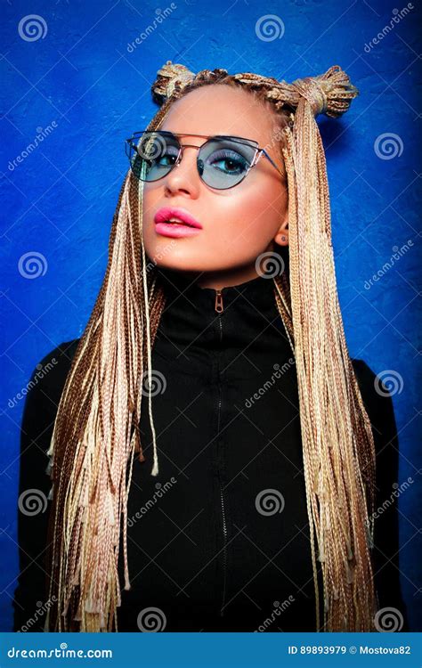 Mujer Rubia Del Younge De Attractiva Con Las Trenzas Africanas En