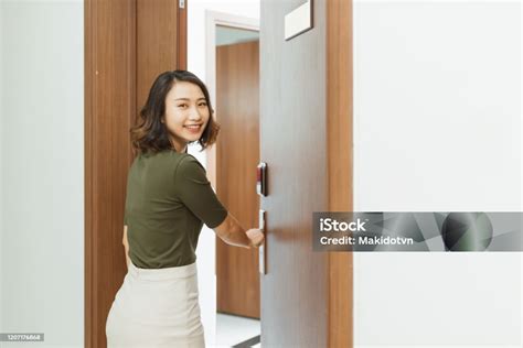 현대 문 손잡이 전자 자물쇠를 들고 여자의 손 아파트의 문을 엽니 다 문에 대한 스톡 사진 및 기타 이미지 문 열다 여자