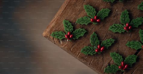 호랑가시나무와 붉은 열매를 얹은 나무 테이블 사진 Unsplash의 홀리 베리 이미지