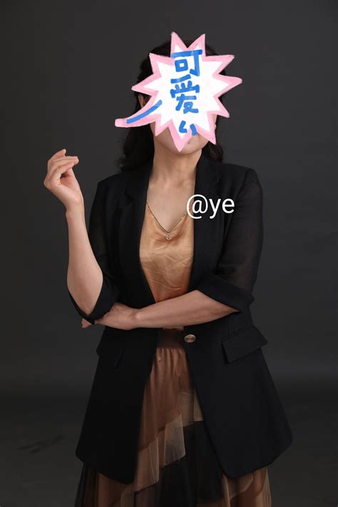 Ye On Twitter 同样一套衣服，影楼拍出来的效果还是不一样，看着挺有职场女性的气质