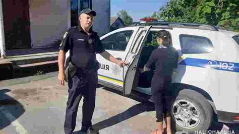 Поліція знайшла зниклу 16 річну мешканку Хмельниччини на березі річки