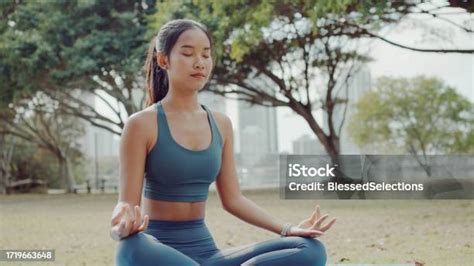 공원에서 온라인 요가를 연습하는 젊은 아시아 여성 자기 관리 활동적인 건강한 라이프스타일 건강한 생활방식에 대한 스톡 사진 및