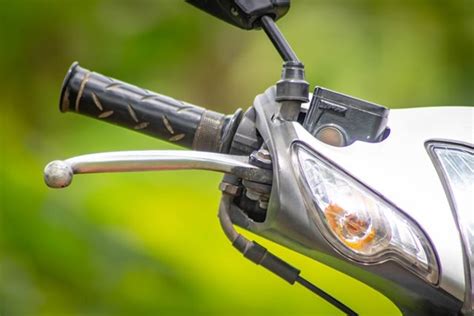 Моторист помете двама пешеходци на булевард Сливница в София и избяга