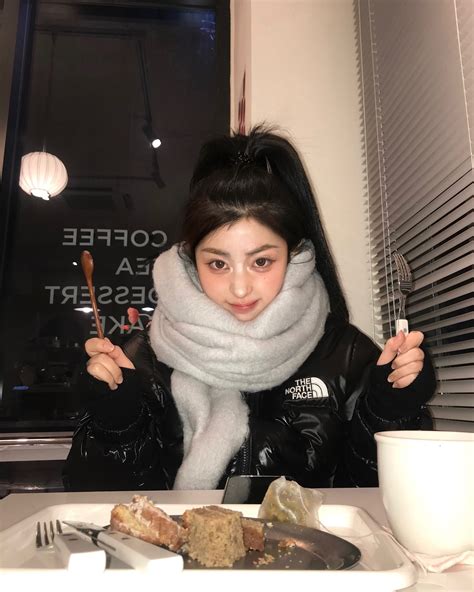 윤서 협찬 아이스크림 아니고 핫바 👀 렌시스 블리스 플러스 그레이 큰 직경 사랑하는 사람은 요즘 이것만 끼고 다녀요•• 자연스러운 색감 덕분에 너무 예쁨 💨