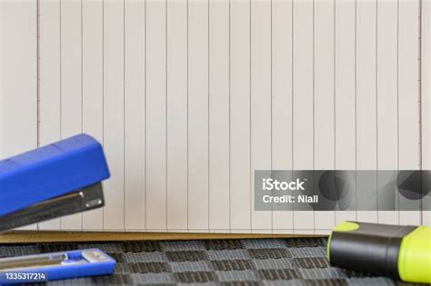 펜 연필 메모장 노트북 스테이플러 스테이플러 클리퍼 종이 클립 홀더 클립 보드 테이블 위에 배치 여러 모듬 컬렉션 사무실 문구 사진 0명에 대한 스톡 사진 및 기타 이미지