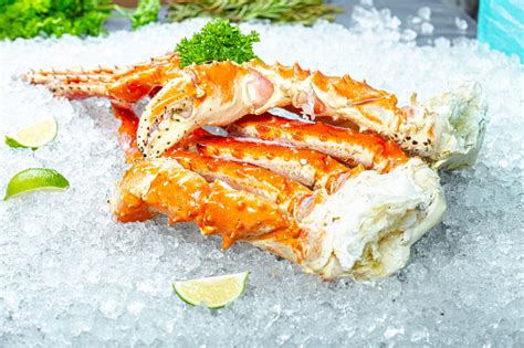 큰 빨간 캄차카 게 발톱 발톱 팔랑다리 촉수 얼음 체리 레몬과 라임 조각이 둥글게 썰어 주위에 누워 신선한 허브 빛 상단 측면보기 주위 가격에 대한 스톡 사진 및 기타