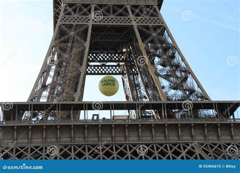 Эйфелева башня конец теннисного мяча Roland Garros вверх в Париже Франции Редакционное