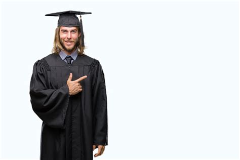 격리 된 배경에 손과 카메라 보고 얼굴에 행복 하 고 자연 식 가진 측까지 손가락으로 가리키는 얼굴의 미소와 쾌활 한 긴 머리를