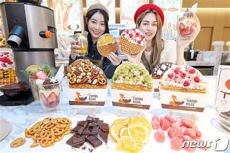 다양한 초콜릿 음료와 디저트가 한자리에