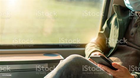 창문 전망과 푸른 좌석 이 열차 버스 지하철 대중 교통 을 빈 사람들은 위생 얼굴 마스크와 함께 새로운 정상적인 사회 멀리