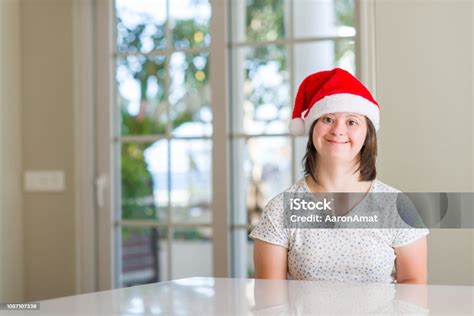 다운 증후군 여자 집에서 치아를 보여주는 자신감 미소로 웃 고 서 행복 한 얼굴로 크리스마스 모자를 쓰고 가정 생활에 대한 스톡 사진 및 기타 이미지 Istock