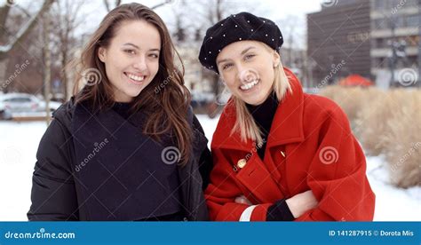 Dos Chicas J Venes En Una Ciudad Que Disfrutan De Tiempo Imagen De Archivo Imagen De Capa