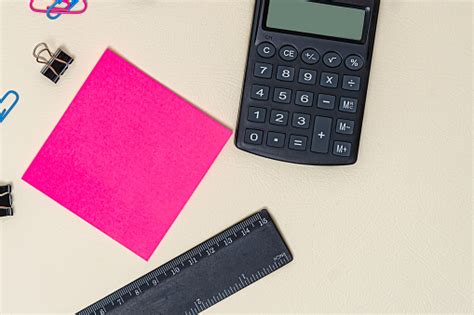 펜 연필 메모장 노트북 스테이플러 스테이플러 클리퍼 종이 클립 홀더 클립 보드 테이블 위에 배치 여러 모듬 컬렉션 사무실 문구 사진 0명에 대한 스톡 사진 및 기타 이미지