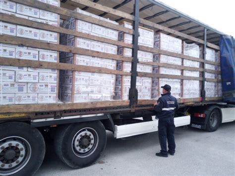 Митничари задържаха заготовки за цигари укрити в камион с мокри кърпички на Дунав мост 2 снимки