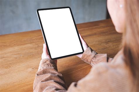 빈 흰색 데스크톱 화면디지털 태블릿을 들고 있는 여성의 모형 이미지 35 39세에 대한 스톡 사진 및 기타 이미지 35 39세 가정 생활 개념 Istock