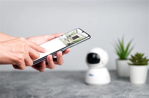 Smartphone conectado con cámara ip de seguridad concepto de videovigilancia ip doméstica