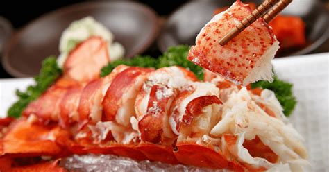 What Does Lobster Taste Like? - Insanely Good