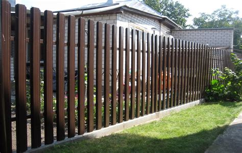 Чем закрыть низ забора из профлиста на дачном участке 80 фото красивые картинки и Hd фото