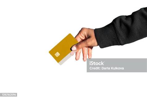 골드 신용 카드 또는 직불 카드를 들고 여자의 손을 닫습니다 흰색 배경에 격리 된 신용 카드 손 경제에 대한 스톡 사진 및 기타 이미지 Istock