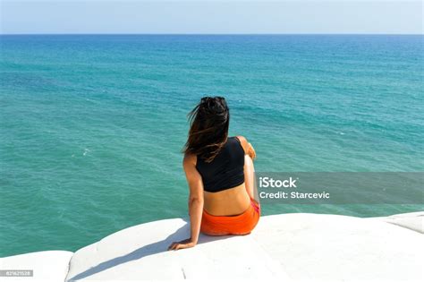 매력적인 젊은 여 자가 열 대 바다를 바라보는 절벽에 앉아 경관에 대한 스톡 사진 및 기타 이미지 경관 관광 등 Istock