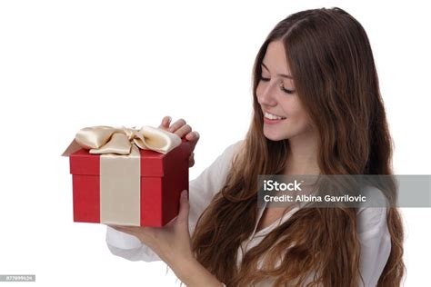 흰색 배경에 고립 된 선물 상자를 들고 행복 한 미소 10 대 여자의 초상화 공휴일에 대한 스톡 사진 및 기타 이미지 공휴일 나비매듭 낮 Istock