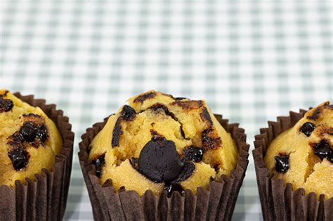 흰색 테이블 천 패턴 배경에 고립 된 종이 컵 케이크 홀더의 신선한 수제 맛있는 바닐라와 초콜릿 머핀 텍스트에 대한 복사 공간이 있습니다 0명에 대한 스톡 사진 및 기타